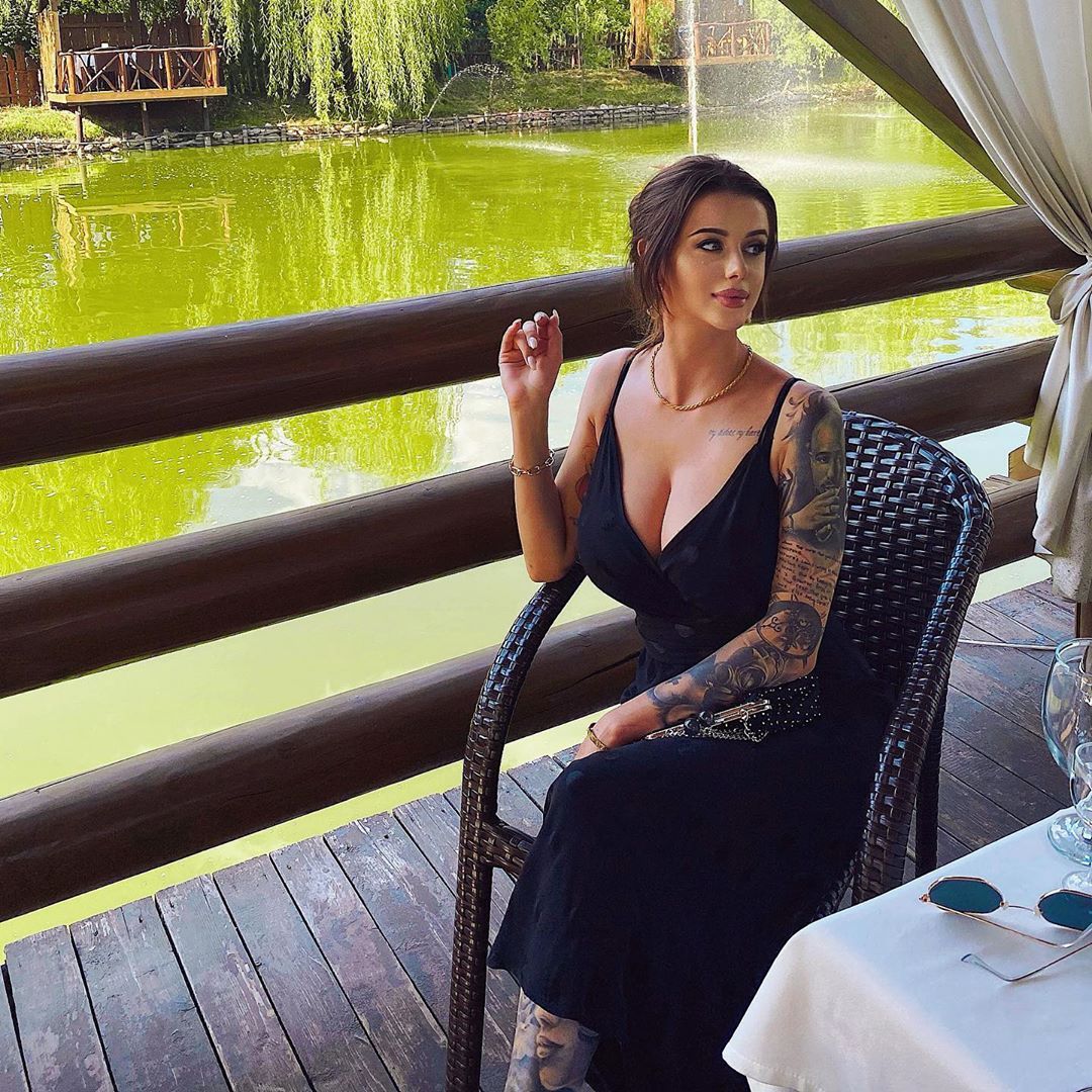 Busty and classy | Scrolller