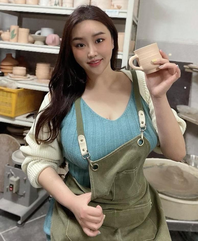 Busty Asian | Scrolller