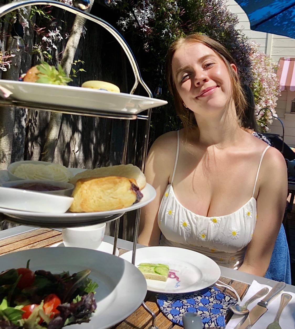 Busty at brunch | Scrolller