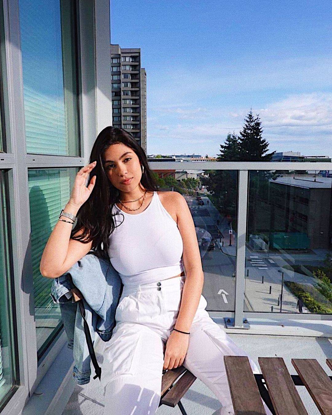 Busty babe | Scrolller