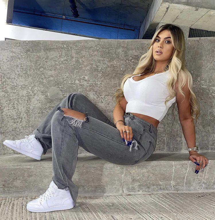 Busty Chav Scrolller