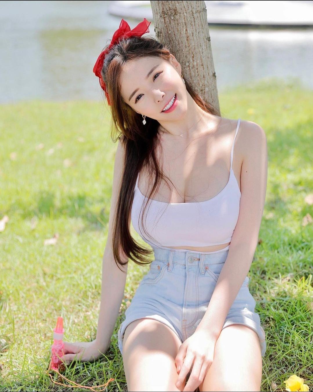 Busty in park | Scrolller