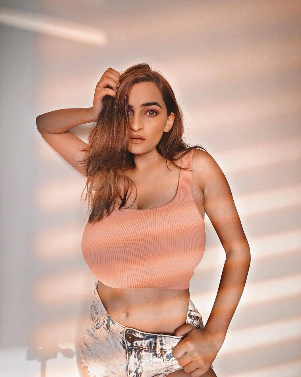 Busty Indian | Scrolller