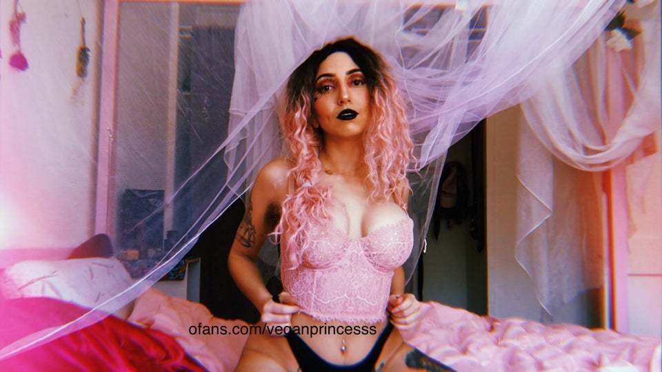 hip cleavage, or "thigh brows?" | Scrolller