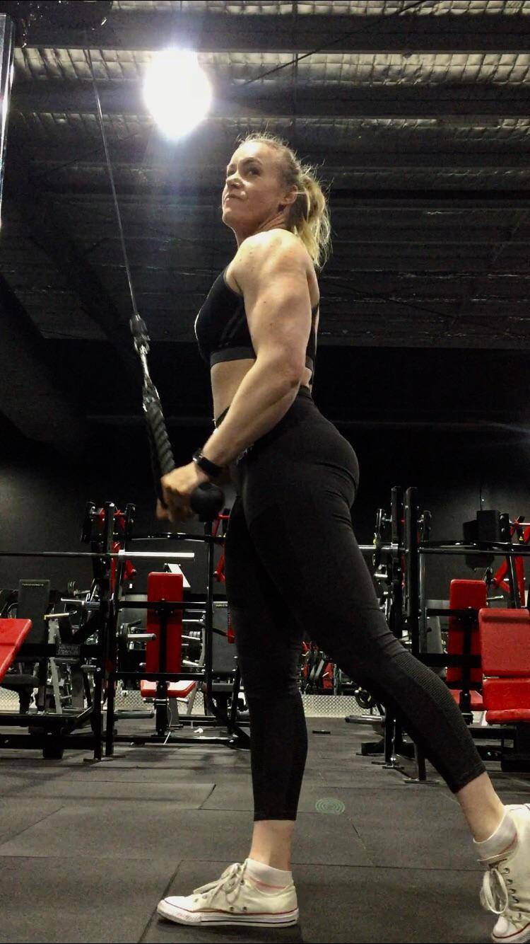 Cable tricep pull down | Scrolller