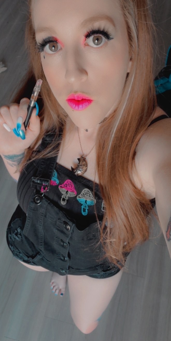 Let's get stoned and do sissy things 💁🏼‍♀️ | Scrolller