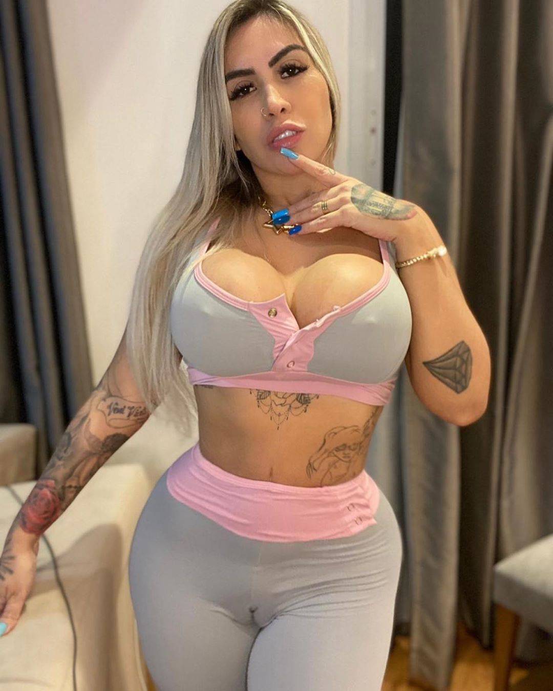 Cameltoe | Scrolller