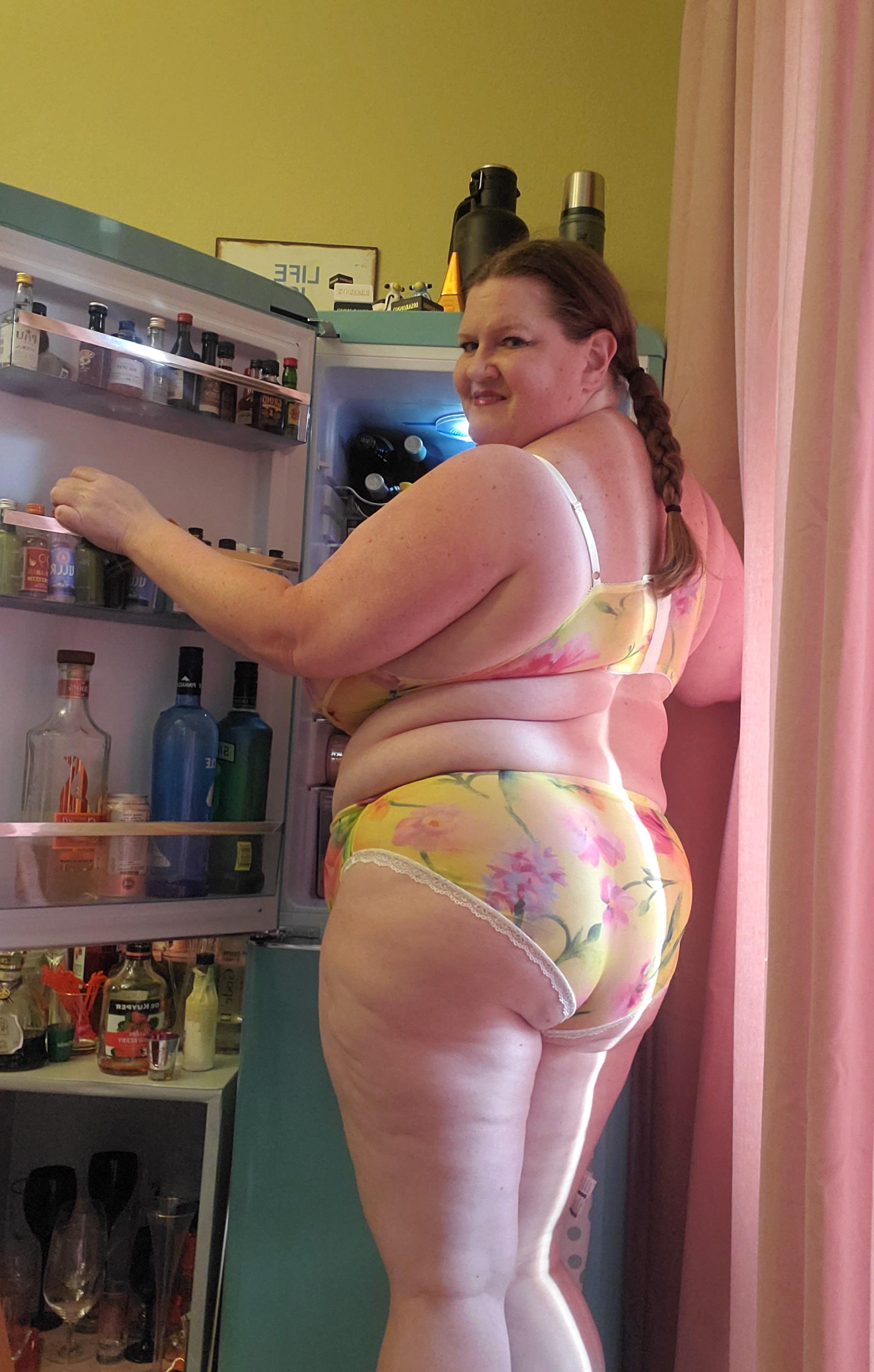 Can I get you something? 🍑 🍸💋 [F49] | Scrolller