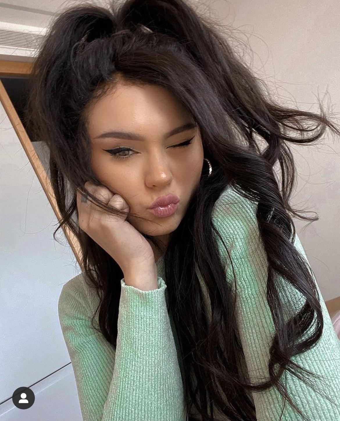 Someone help me wank to her to release stress from work | Scrolller