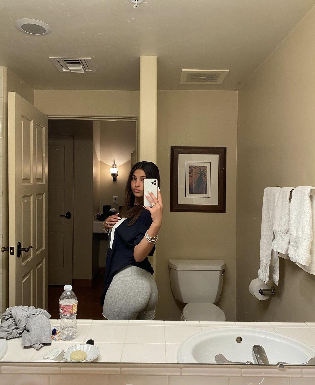 can someone make a community for @ tinstonkin... she bad af 😩🤤 | Scrolller