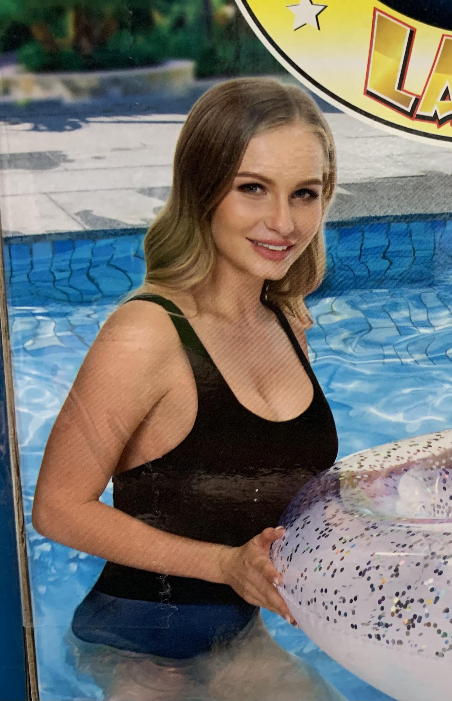 Cannot find her name! | Scrolller