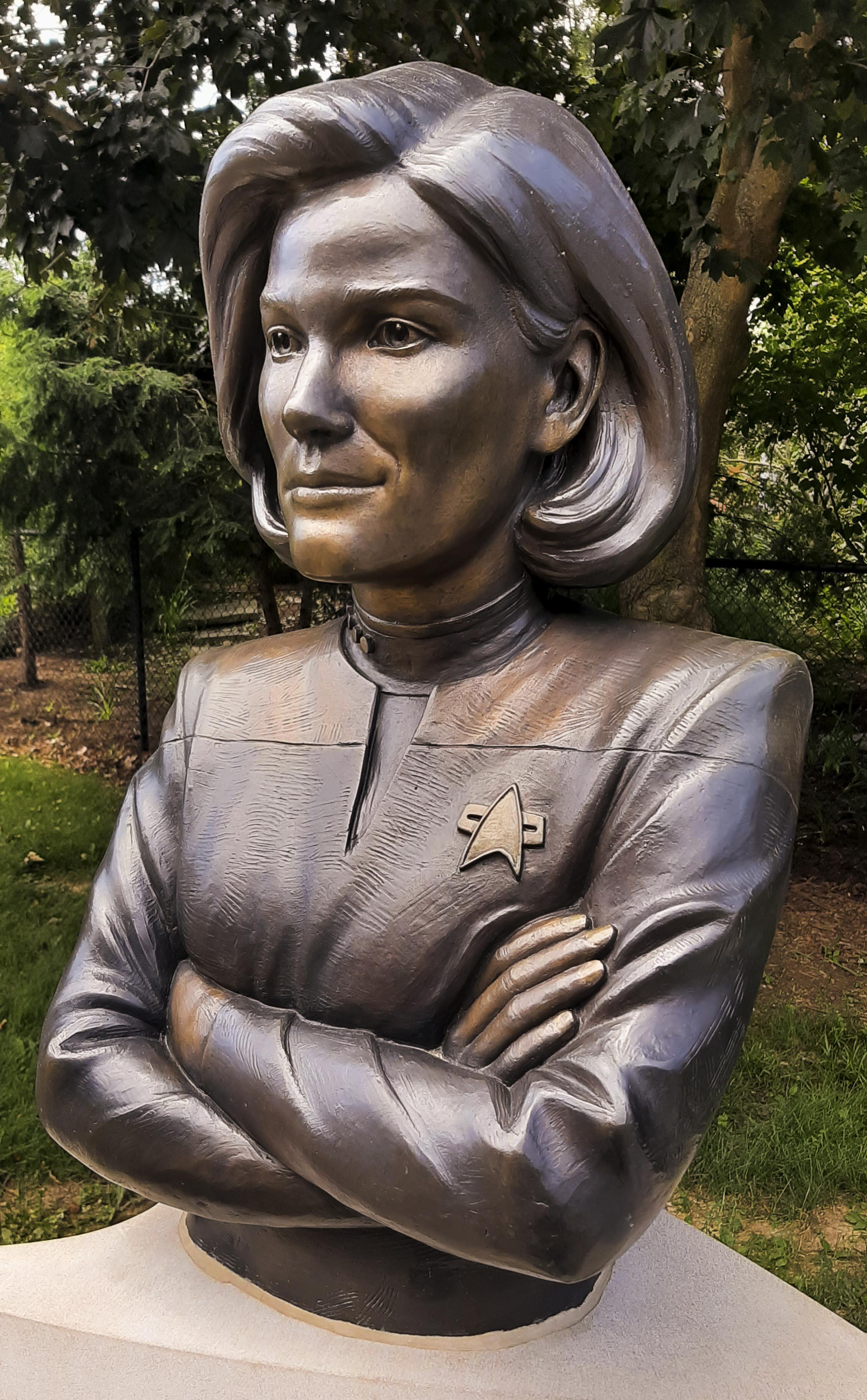 Captain Janeway Statue | Scrolller