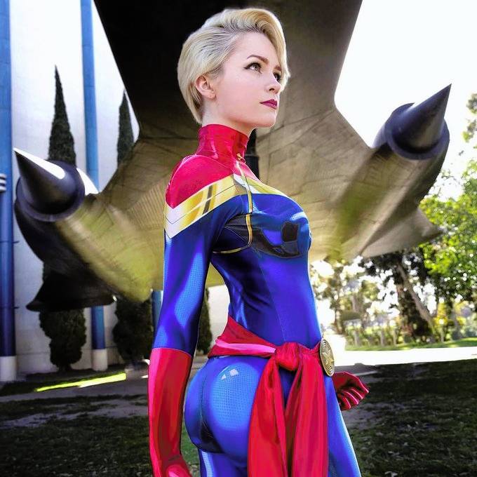 Captain Marvel Cosplayer: http://instagram.com/bunnybii Foto: http://instagram.com/geekstrong ...