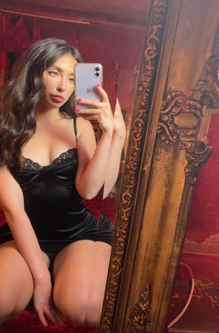 Caption :F4m mistress looking for a serious sub... Snapchat@d_amelia8958 | Scrolller