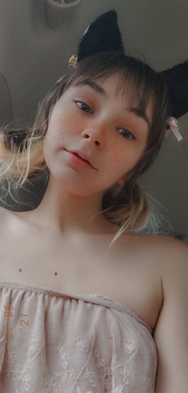 Hello 🥰 [F23] | Scrolller