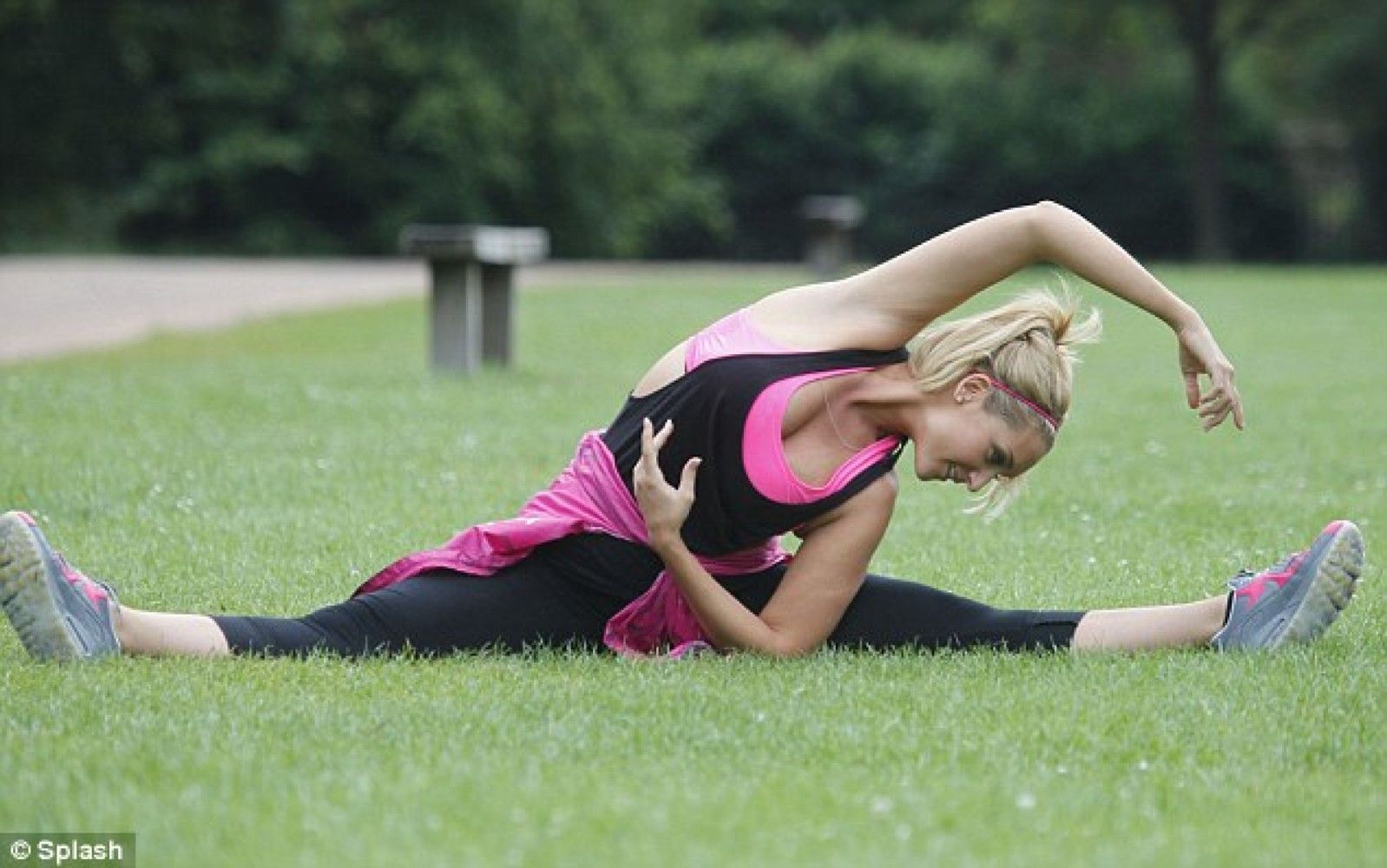 Catherine Tyldesley stretching | Scrolller