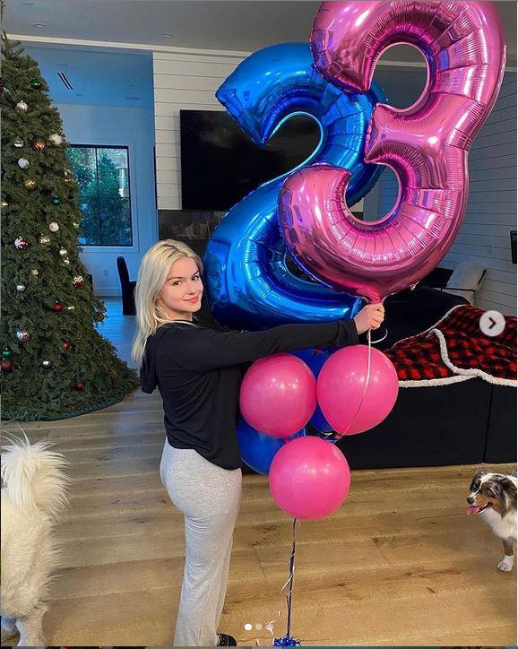 Celebrating her 23rd birthday in her pajama pants. | Scrolller