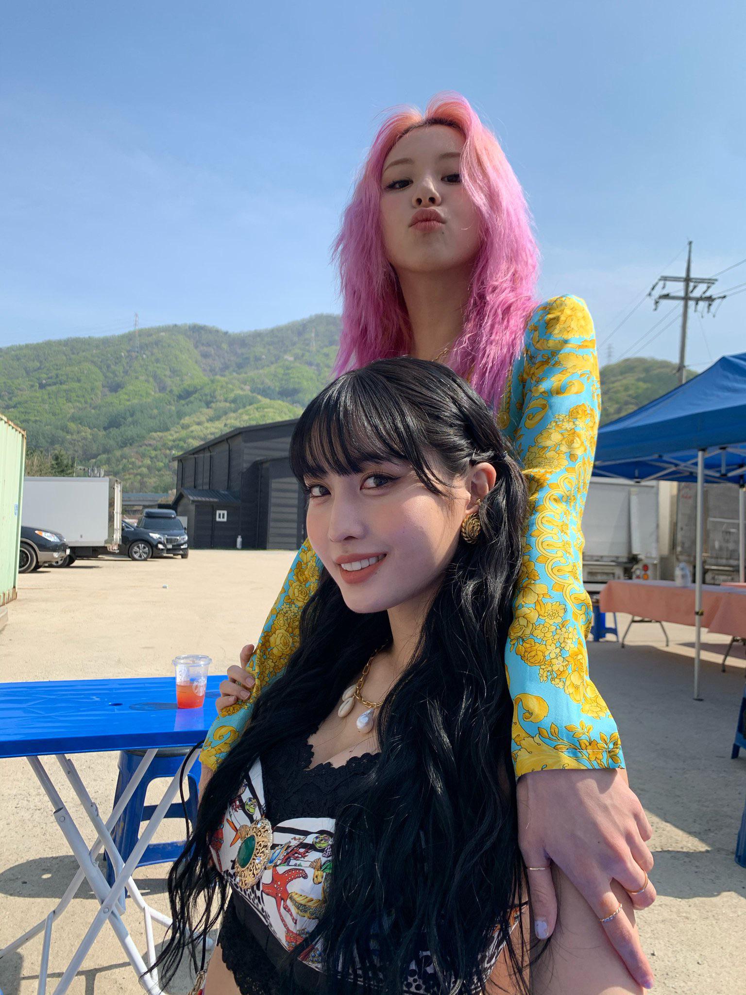 Chaeyoung & Momo | Scrolller