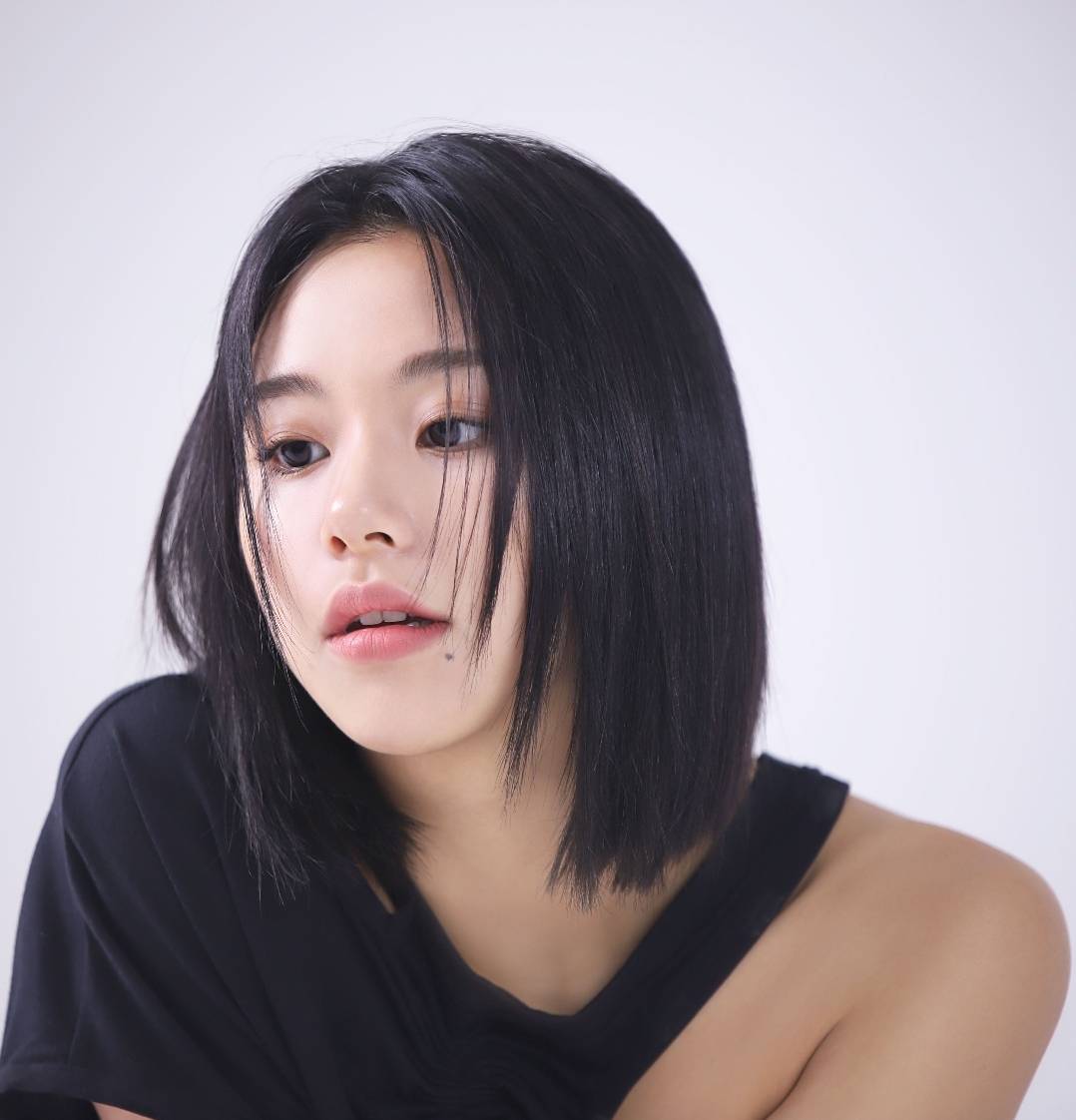 Chaeyoung - black top | Scrolller