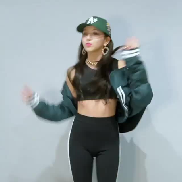 Chaeyoung cute little dance | Scrolller