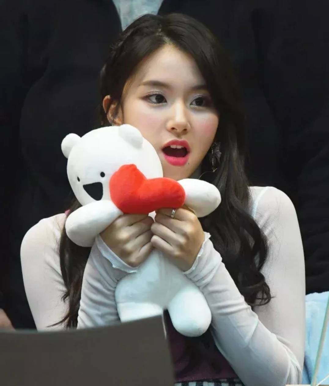 Chaeyoung - white sweater | Scrolller