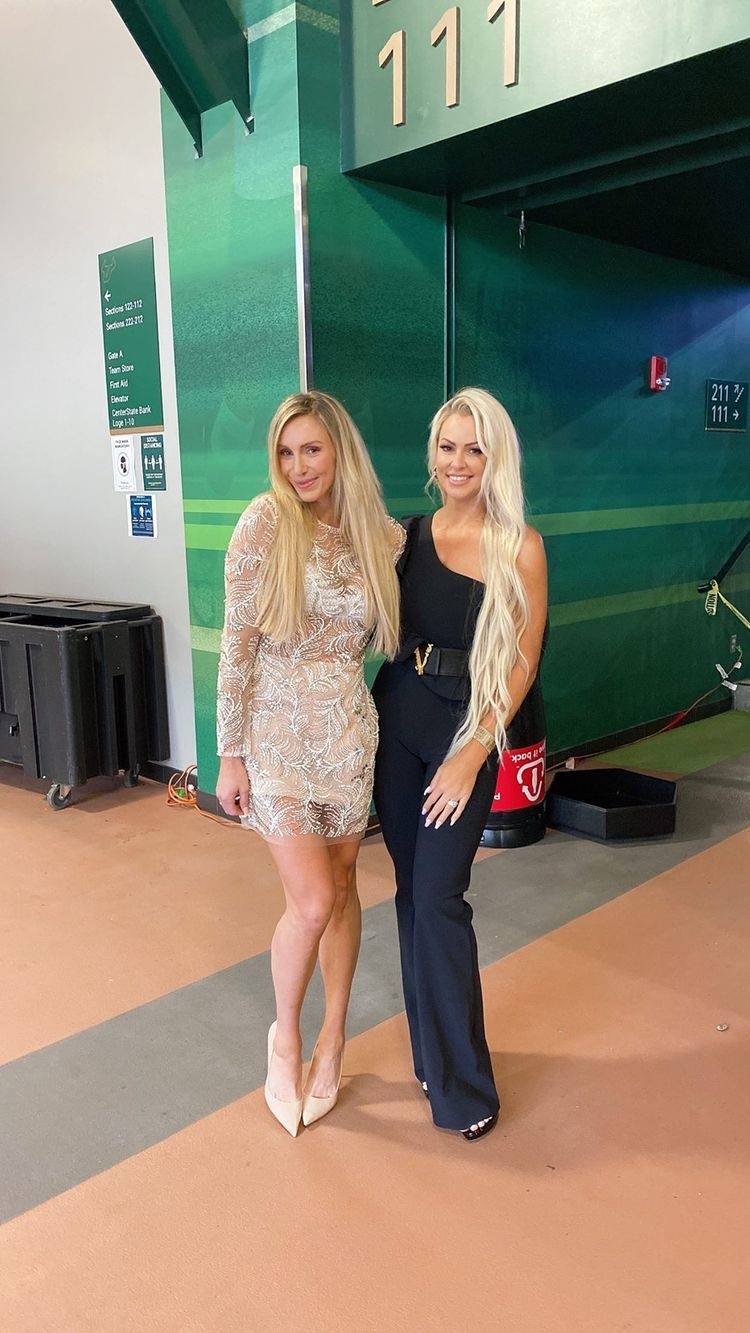 Charlotte And Maryse Scrolller