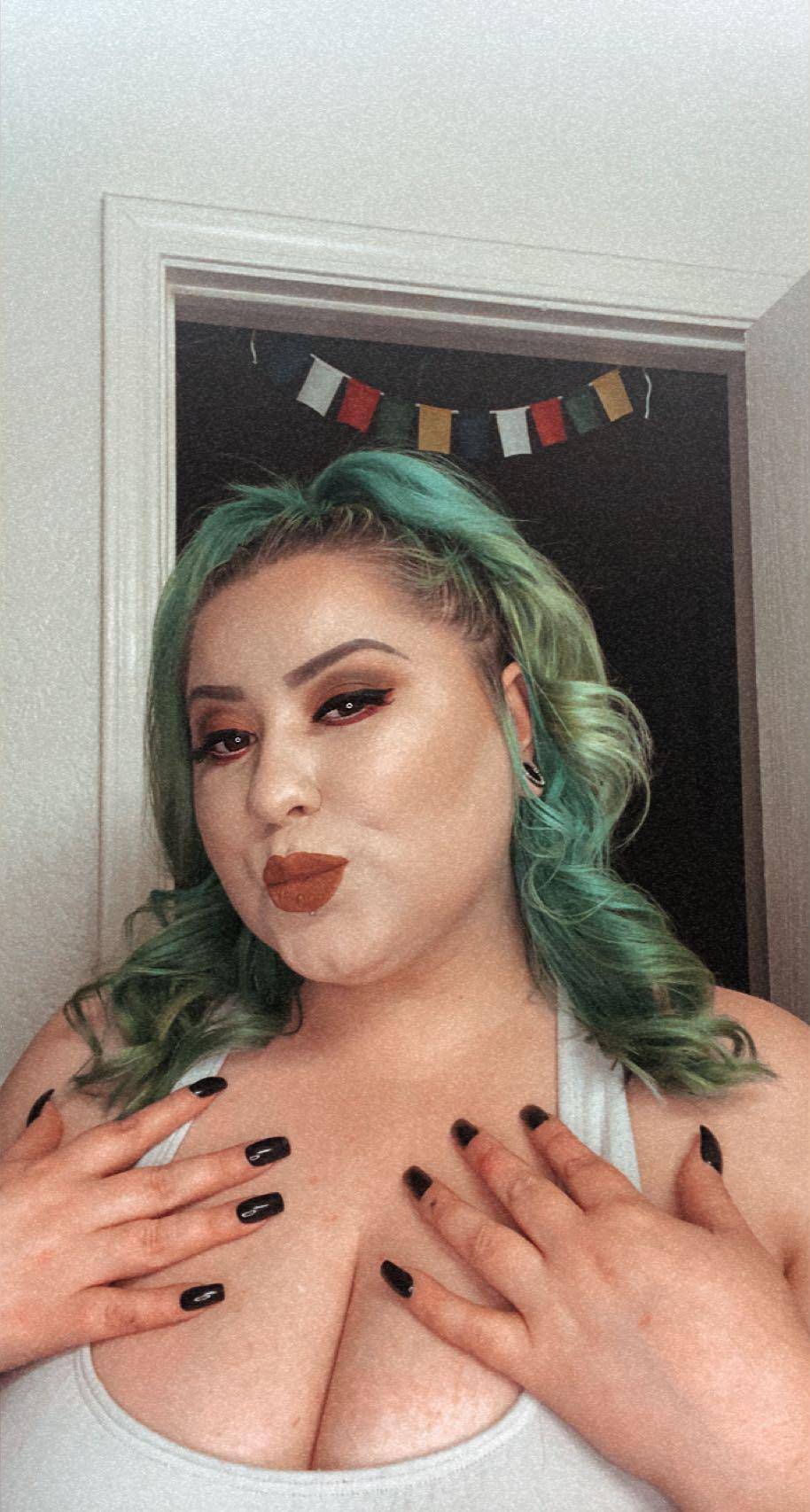 Someone chat me 💕 | Scrolller