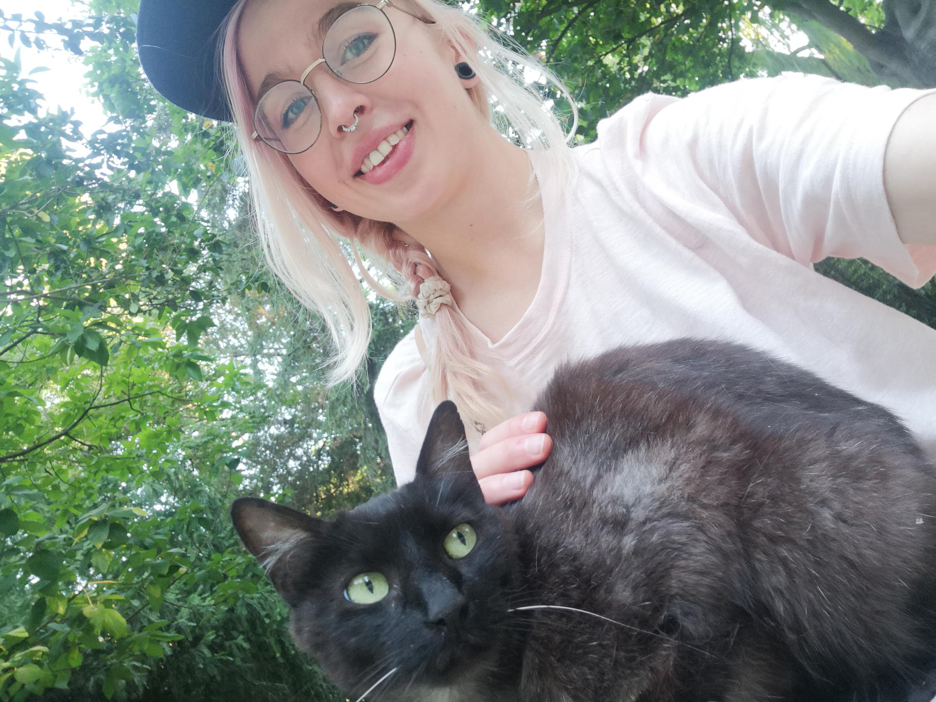 Check out this cat I made friends with 😻 poor thing was just skin and bones, wish I could've ...