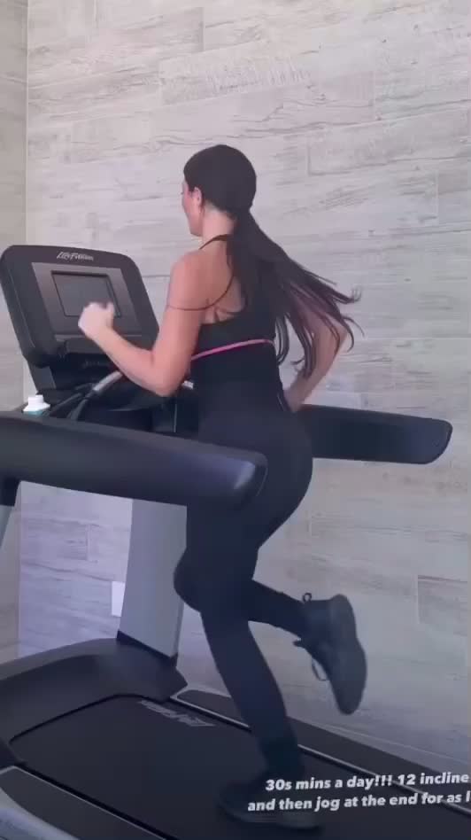 Look at the Top of those Cheeks Bouncin’ | Scrolller