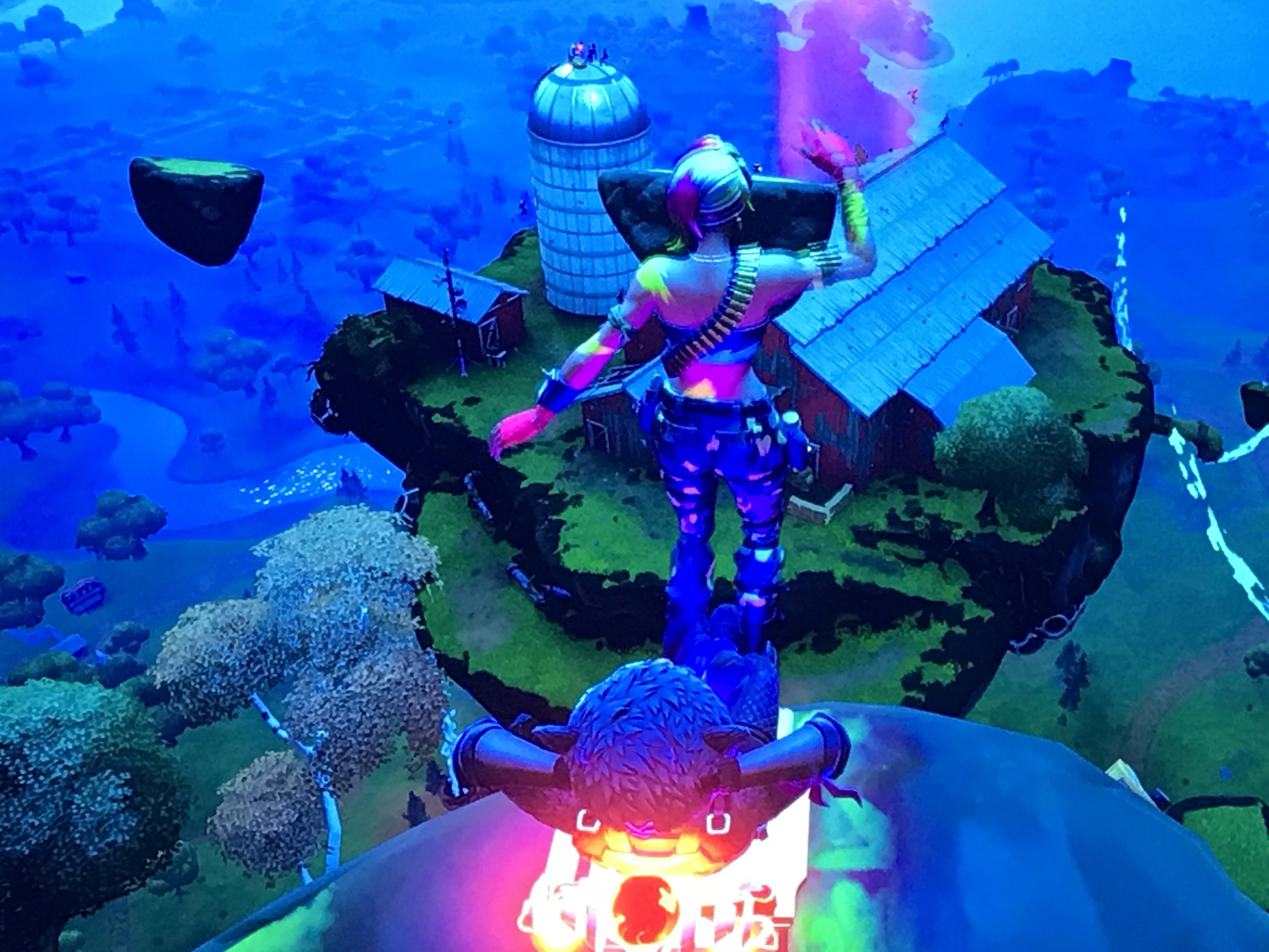 Cheeky lap dance! | Scrolller