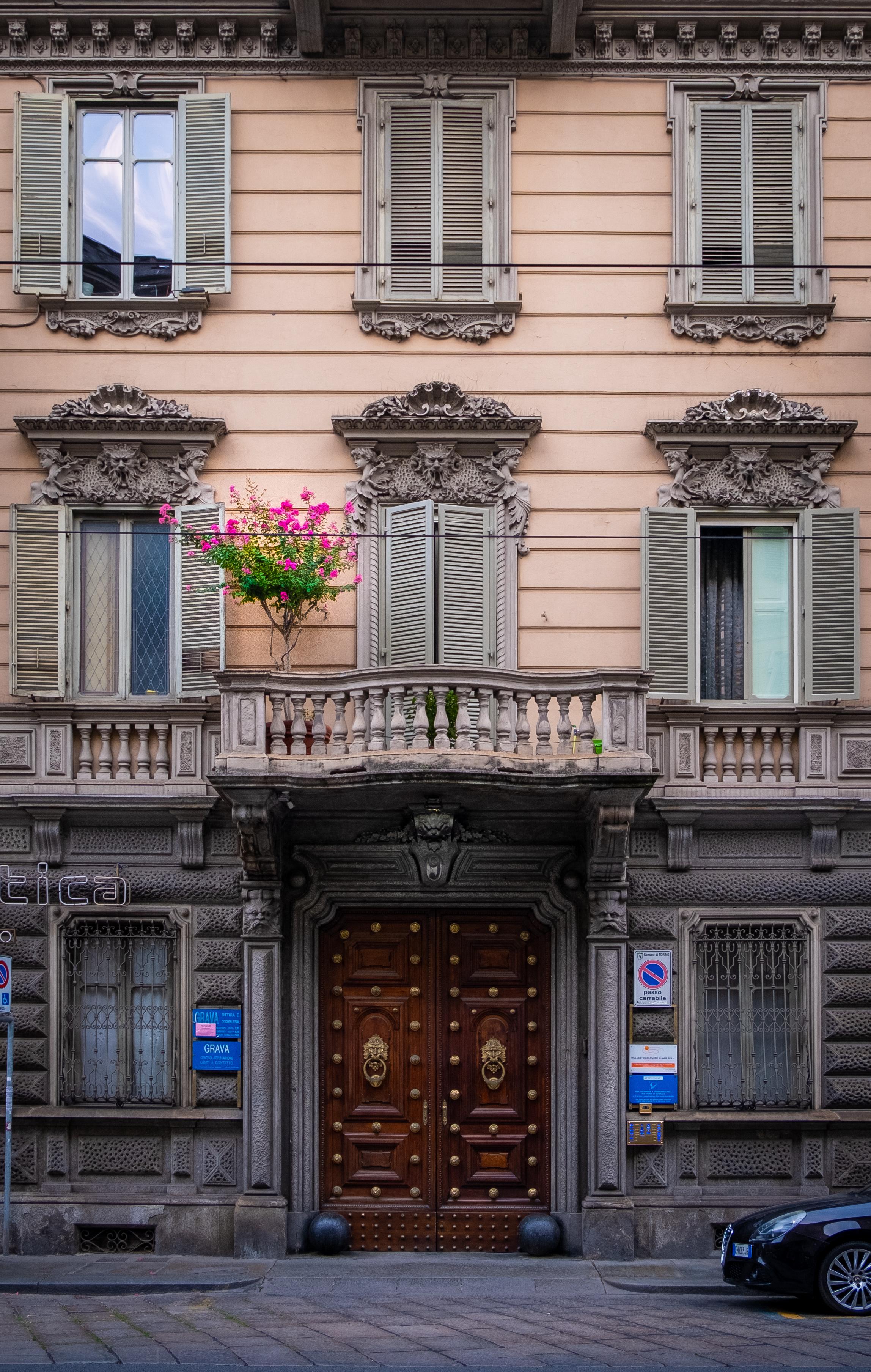 Chic facade in Milan | Scrolller