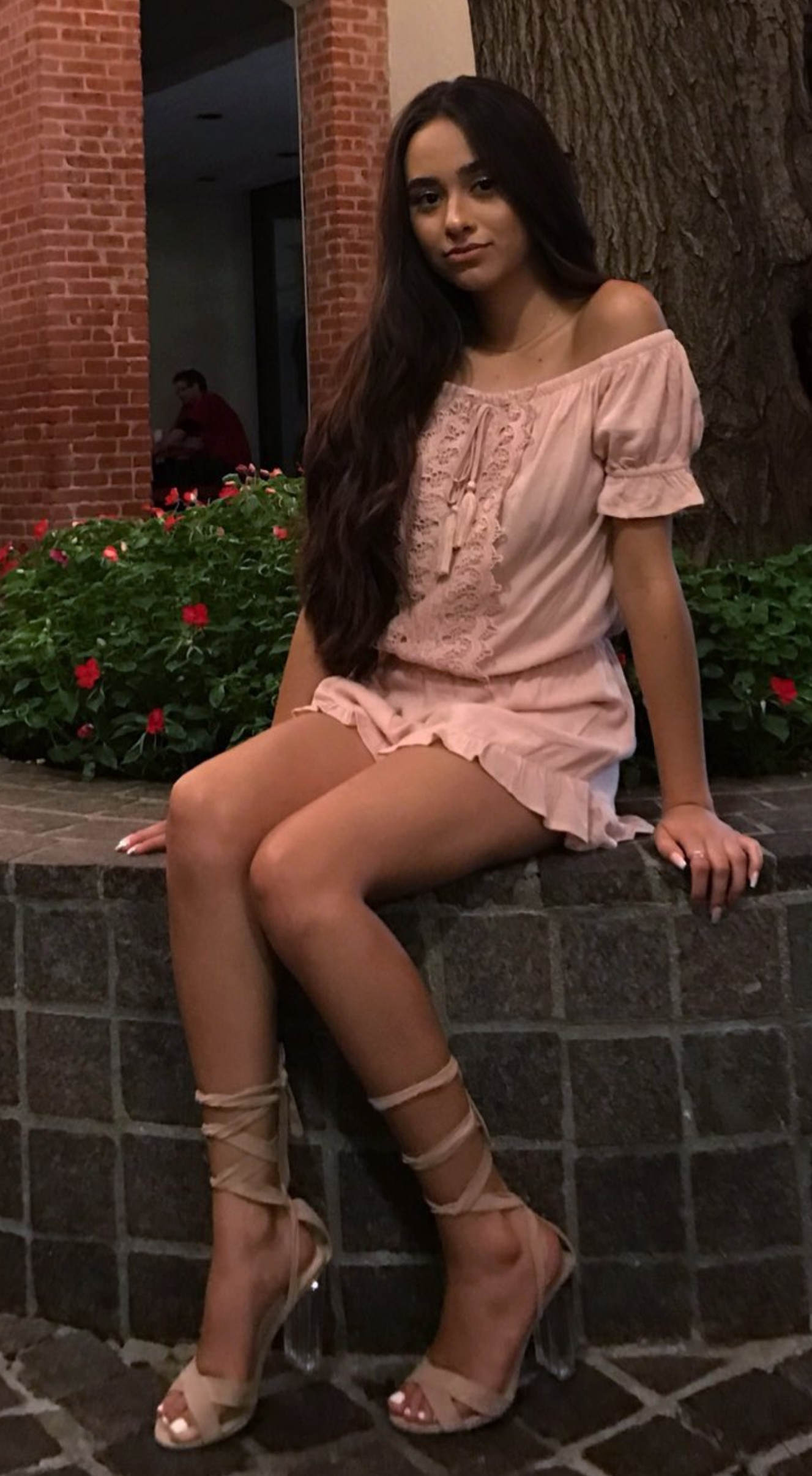 Chica in pink | Scrolller