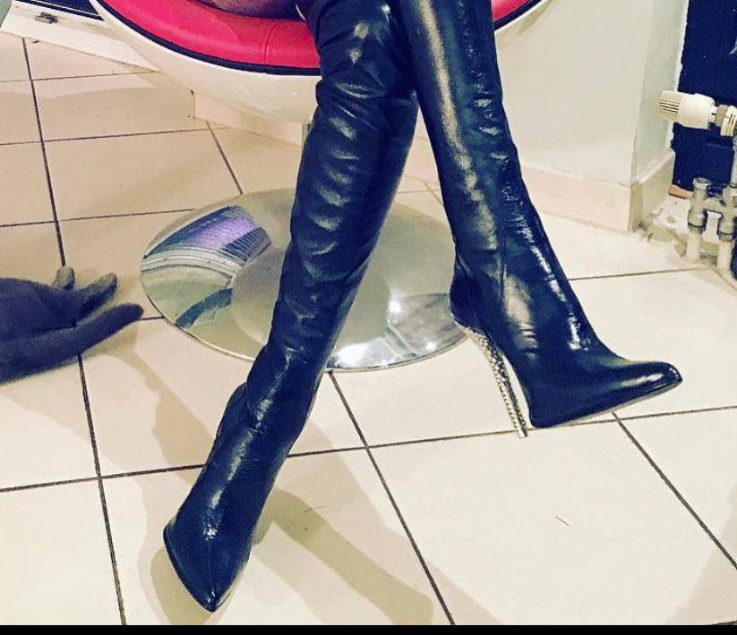 Chilling with my heels | Scrolller