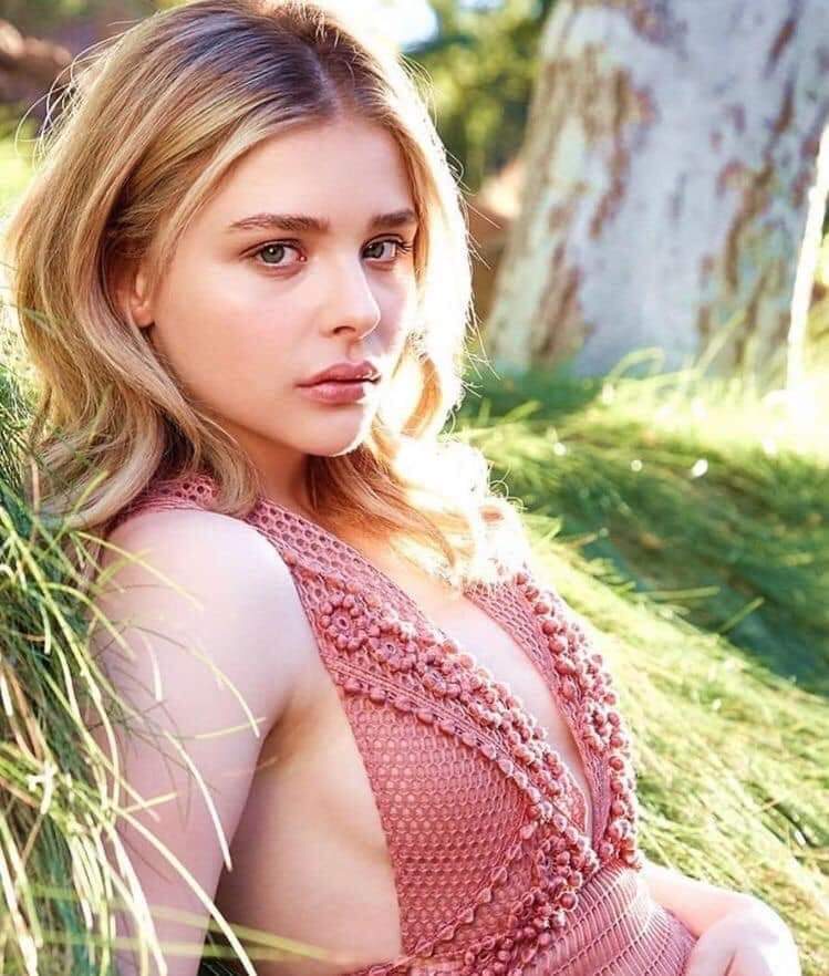 Chloë Grace Moretz desperately showing her tits. | Scrolller