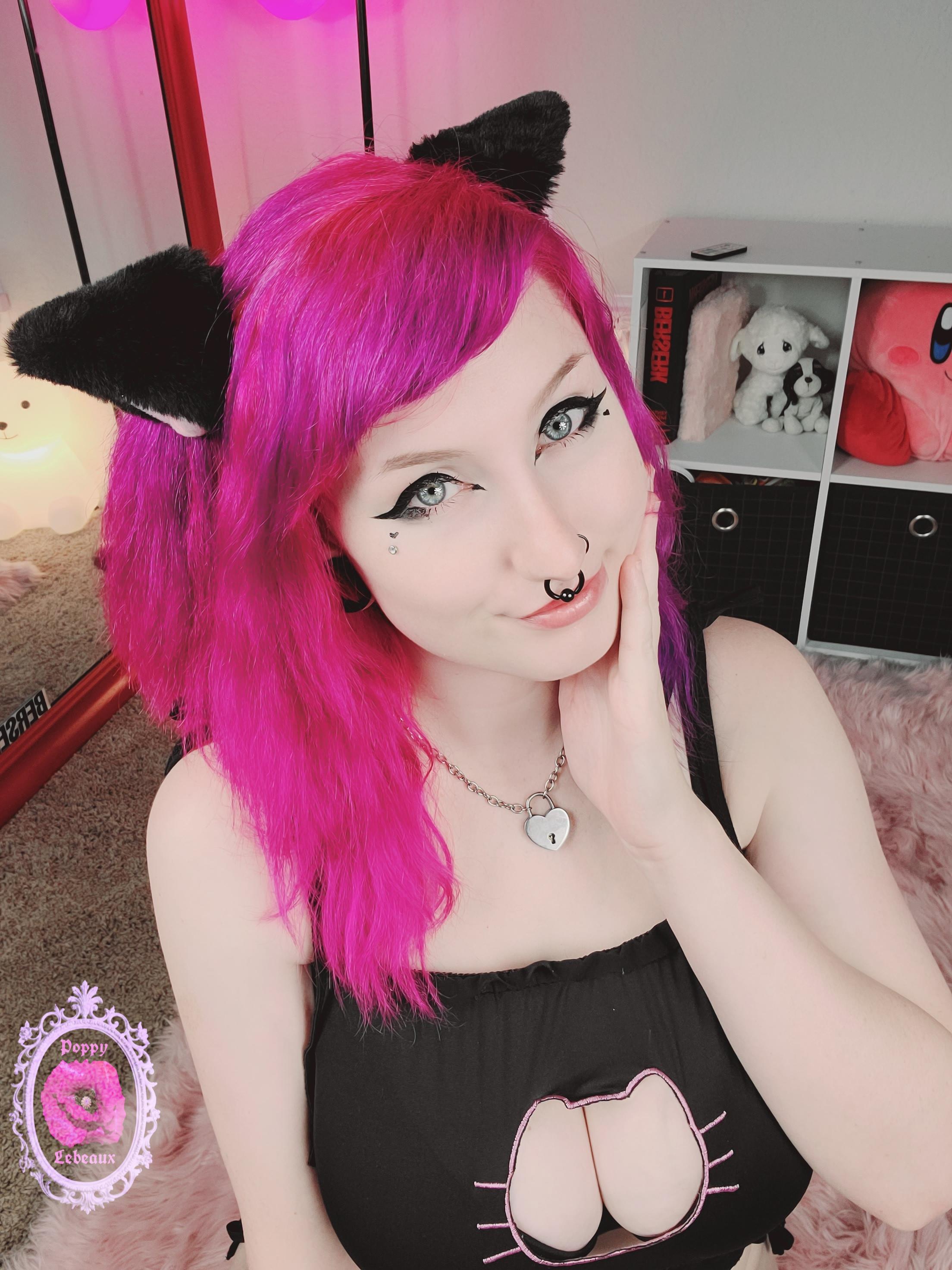 Choke me uwu ♡ https://onlyfans.com/poppylebeaux | Scrolller