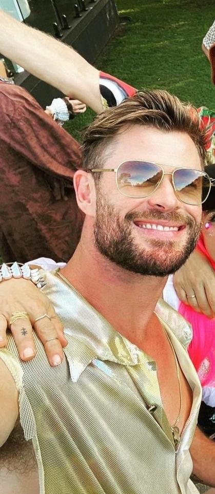 Chris Hemsworth | Scrolller