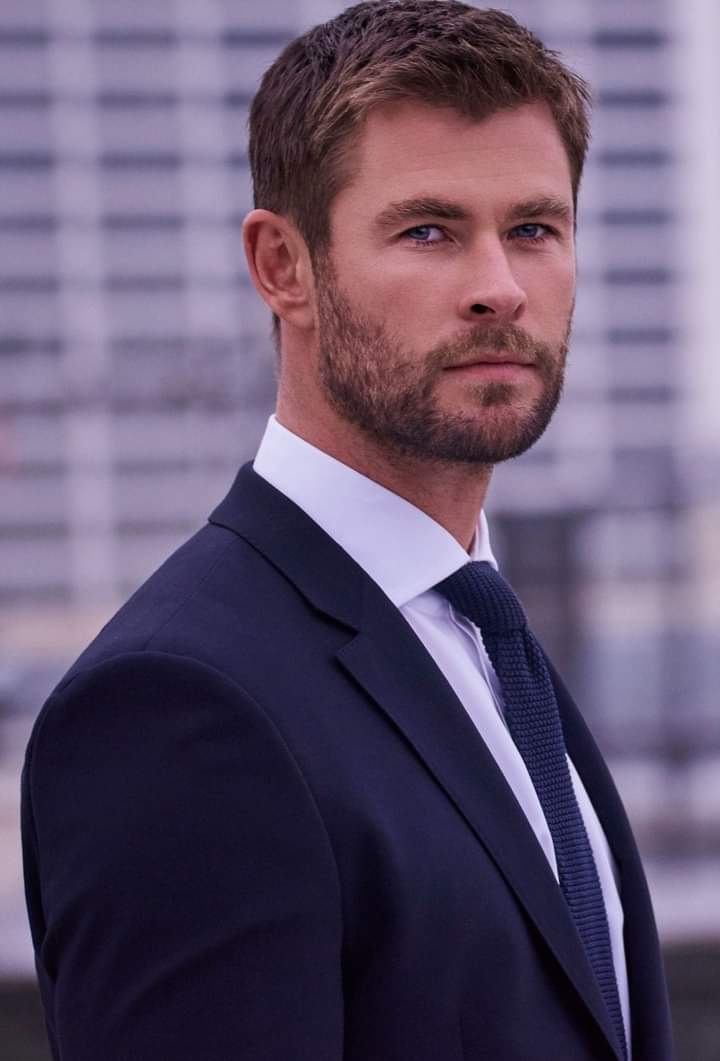 Chris Hemsworth | Scrolller
