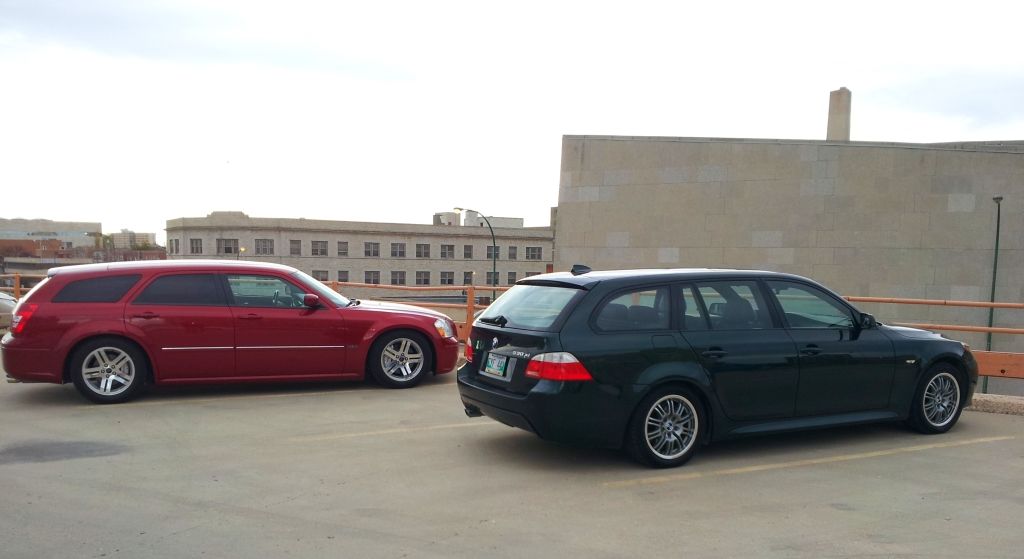 Christmas colors: BMW and Dodge station wagons | Scrolller