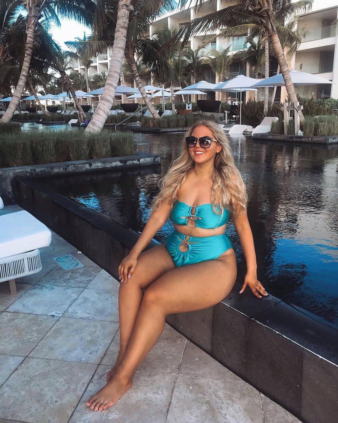 Chunky bikini beauty | Scrolller