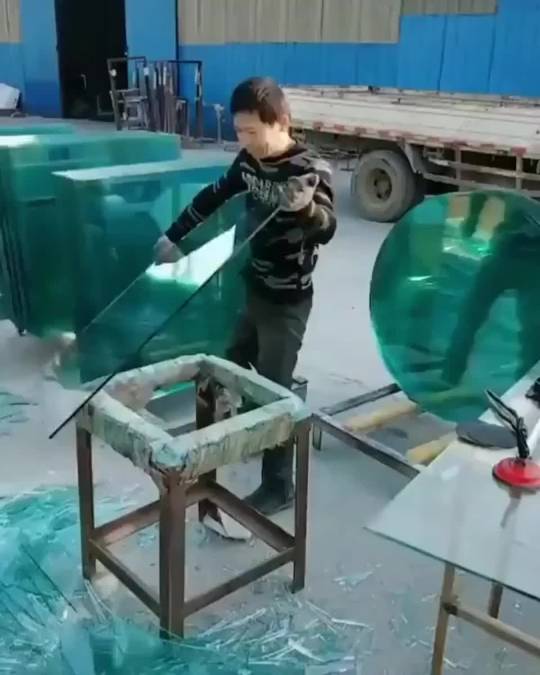 Circular glass cuts, very satisfying to watch | Scrolller