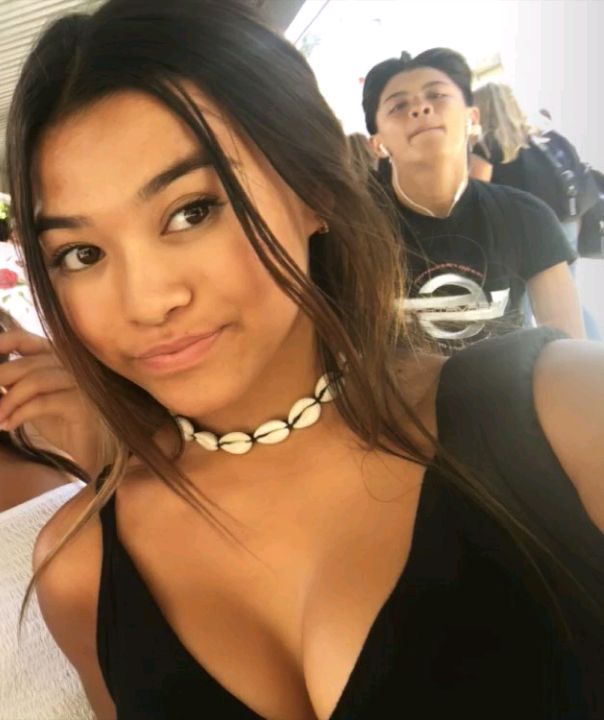 Cleavage 💛 2019 | Scrolller