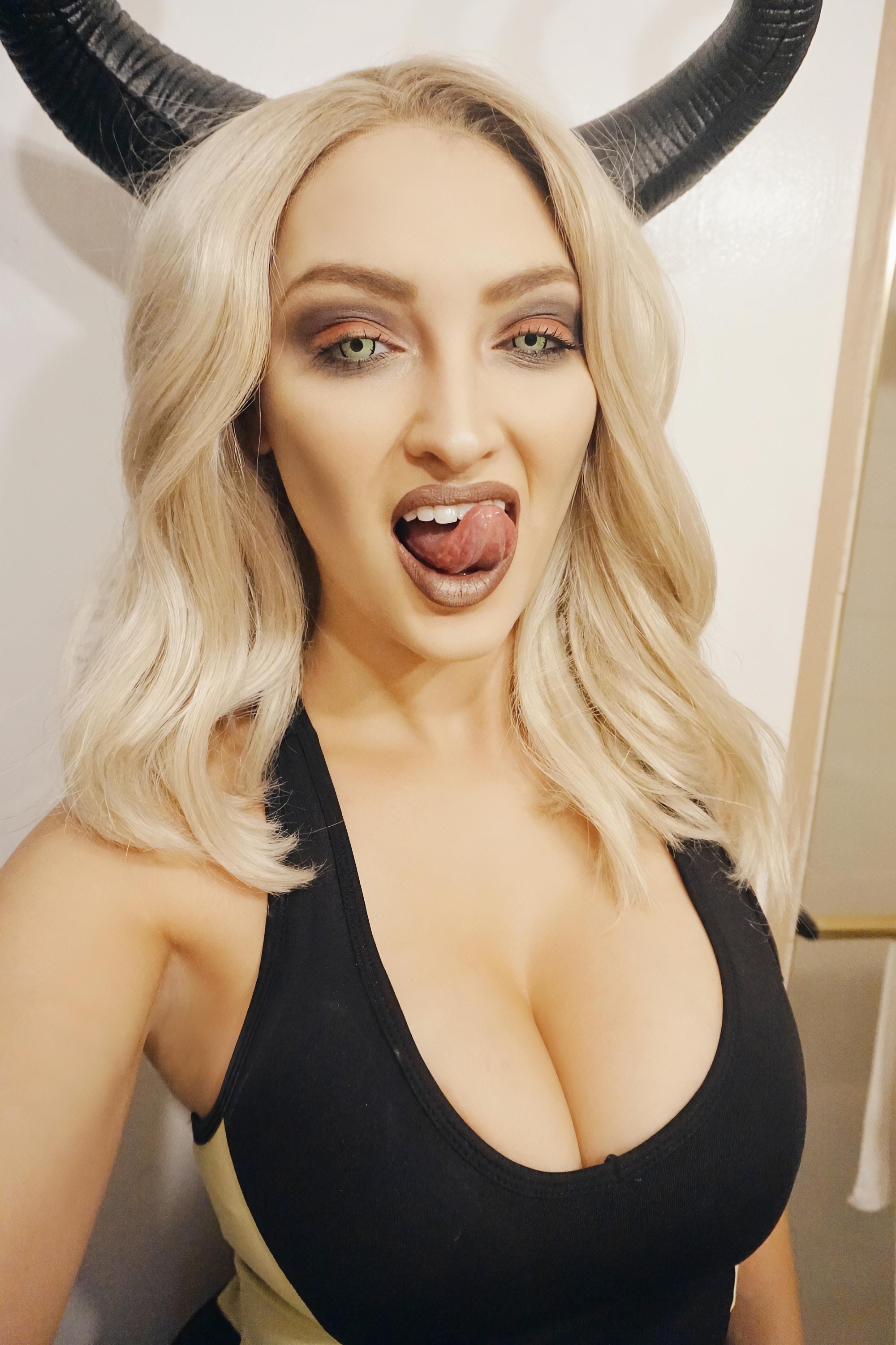 cleavage | Scrolller