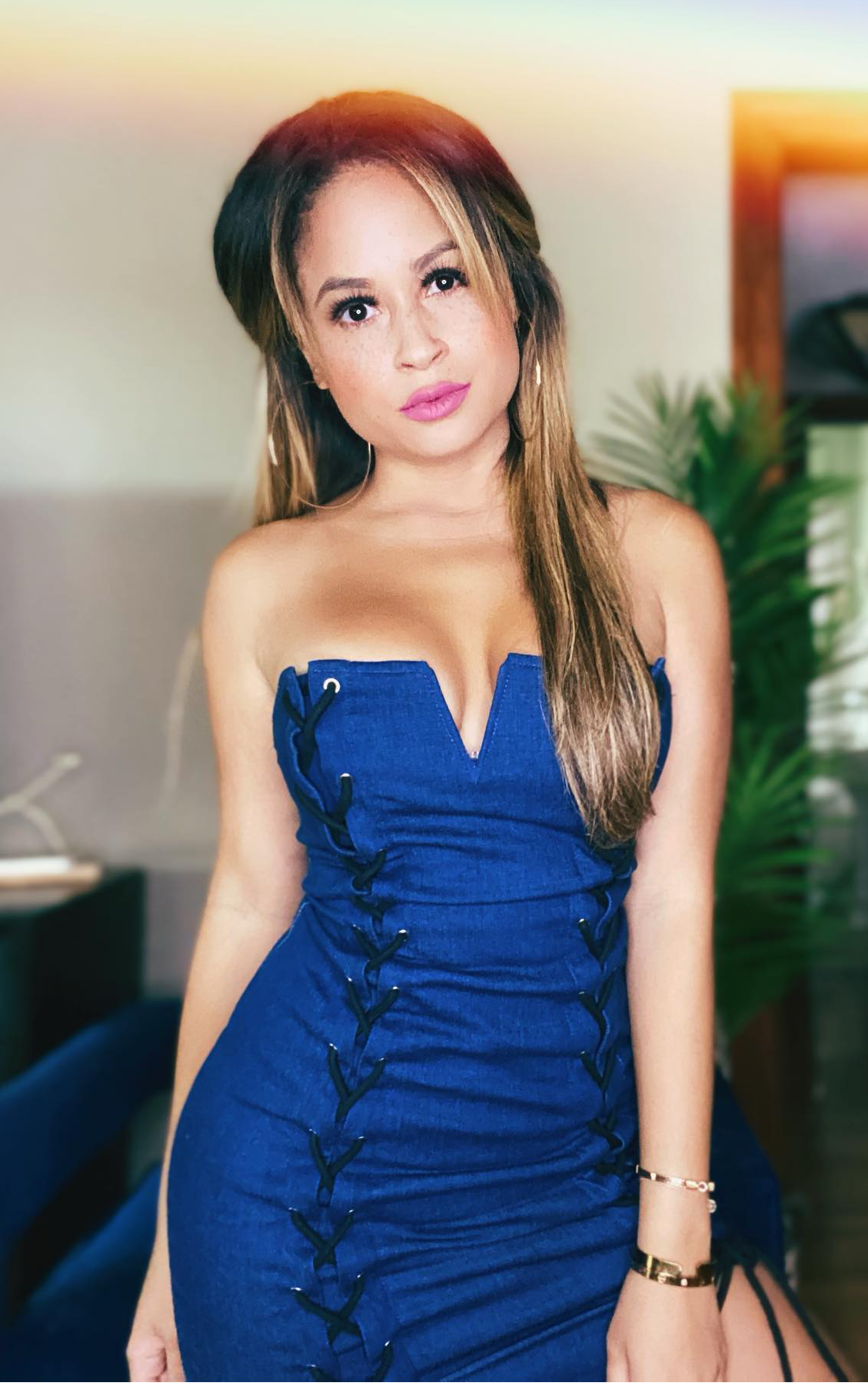 Cleavage game strong 💙 | Scrolller