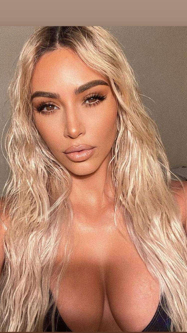 Cleavage queen | Scrolller