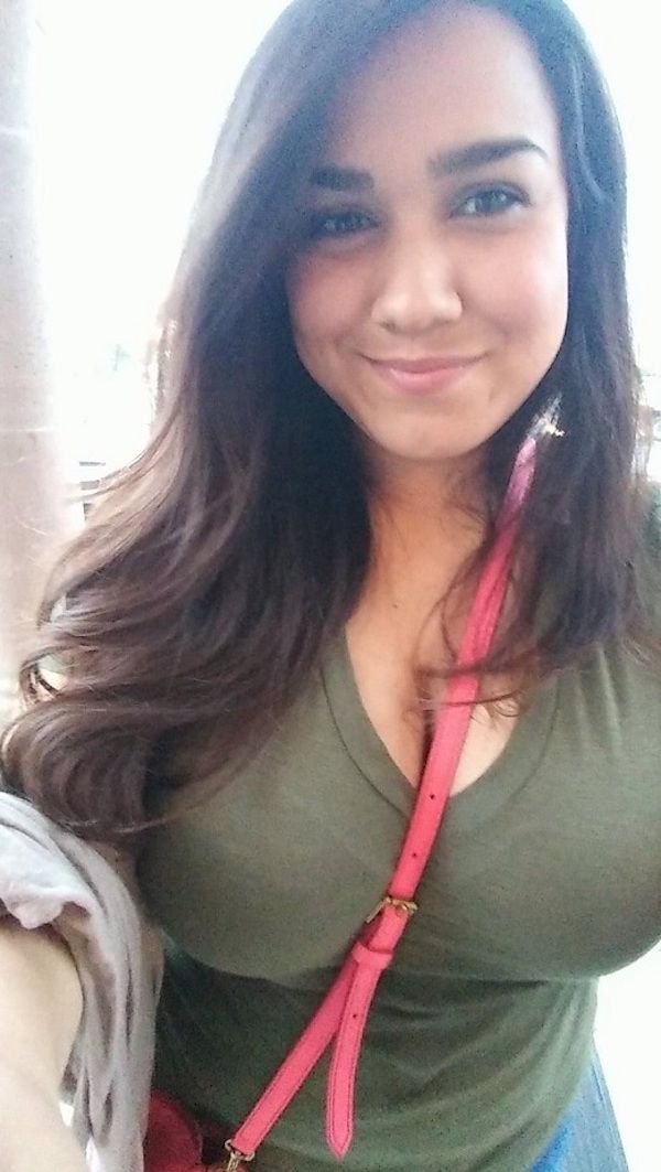 Cleavage Sunday | Scrolller