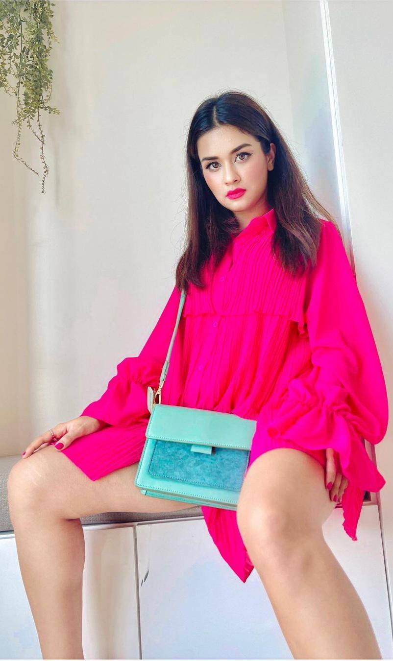 C'Mon she's inviting us by spreading legs like this 😍 | Scrolller