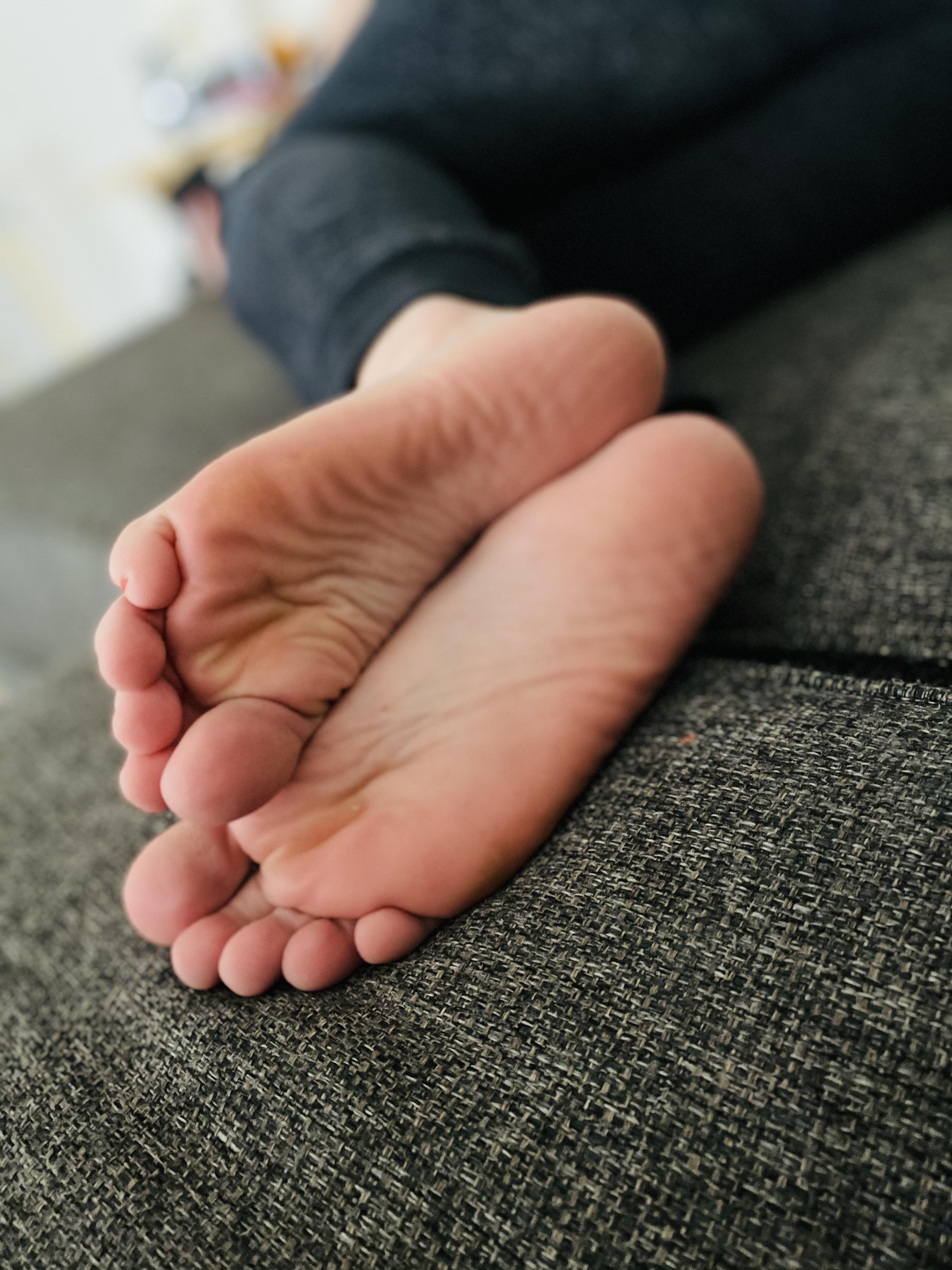 Comfy feet! | Scrolller