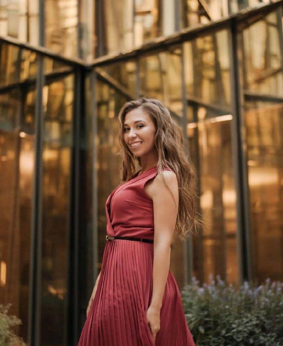 Confident and charming lady [F35] | Scrolller