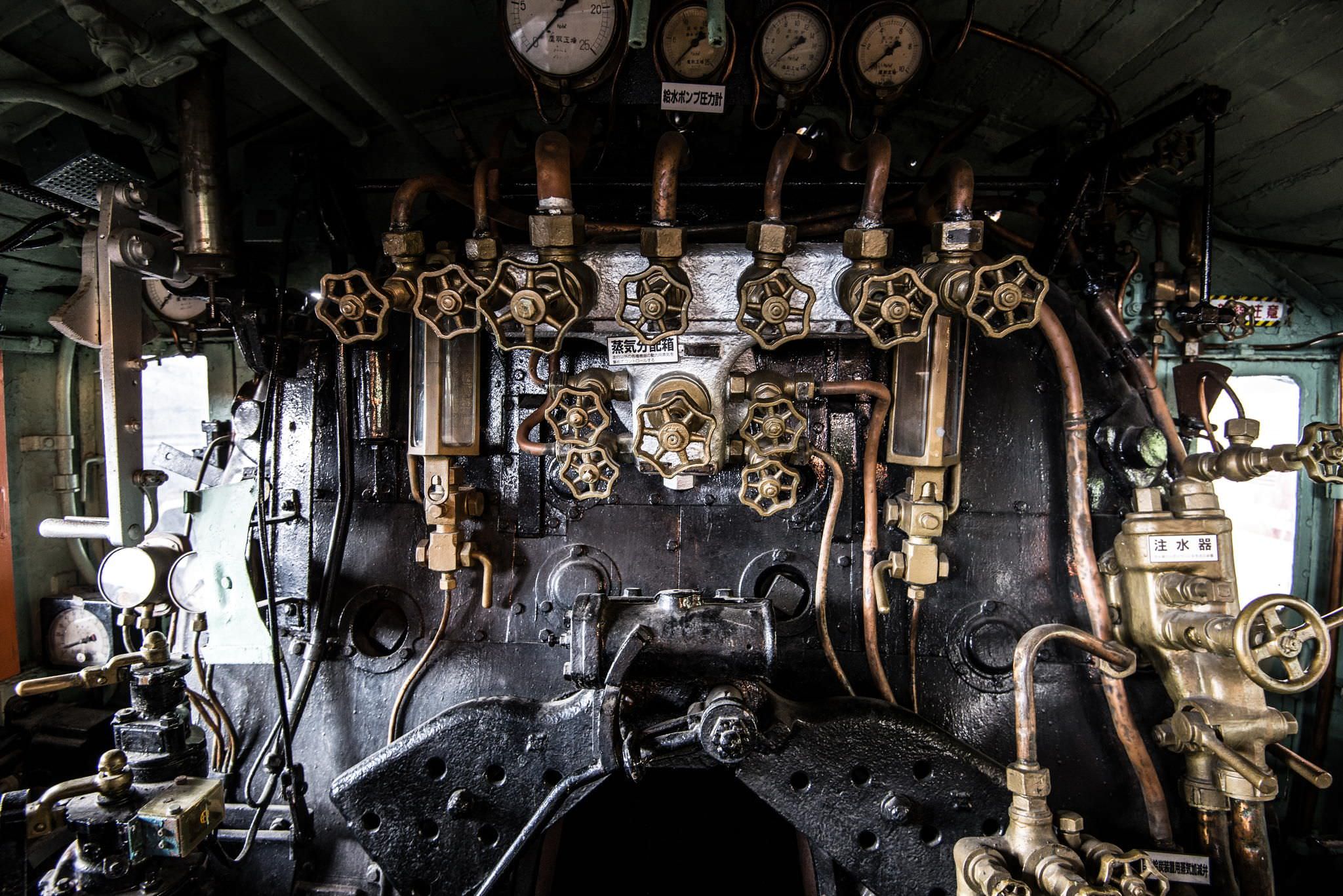 Controls of a steam locomotive | Scrolller