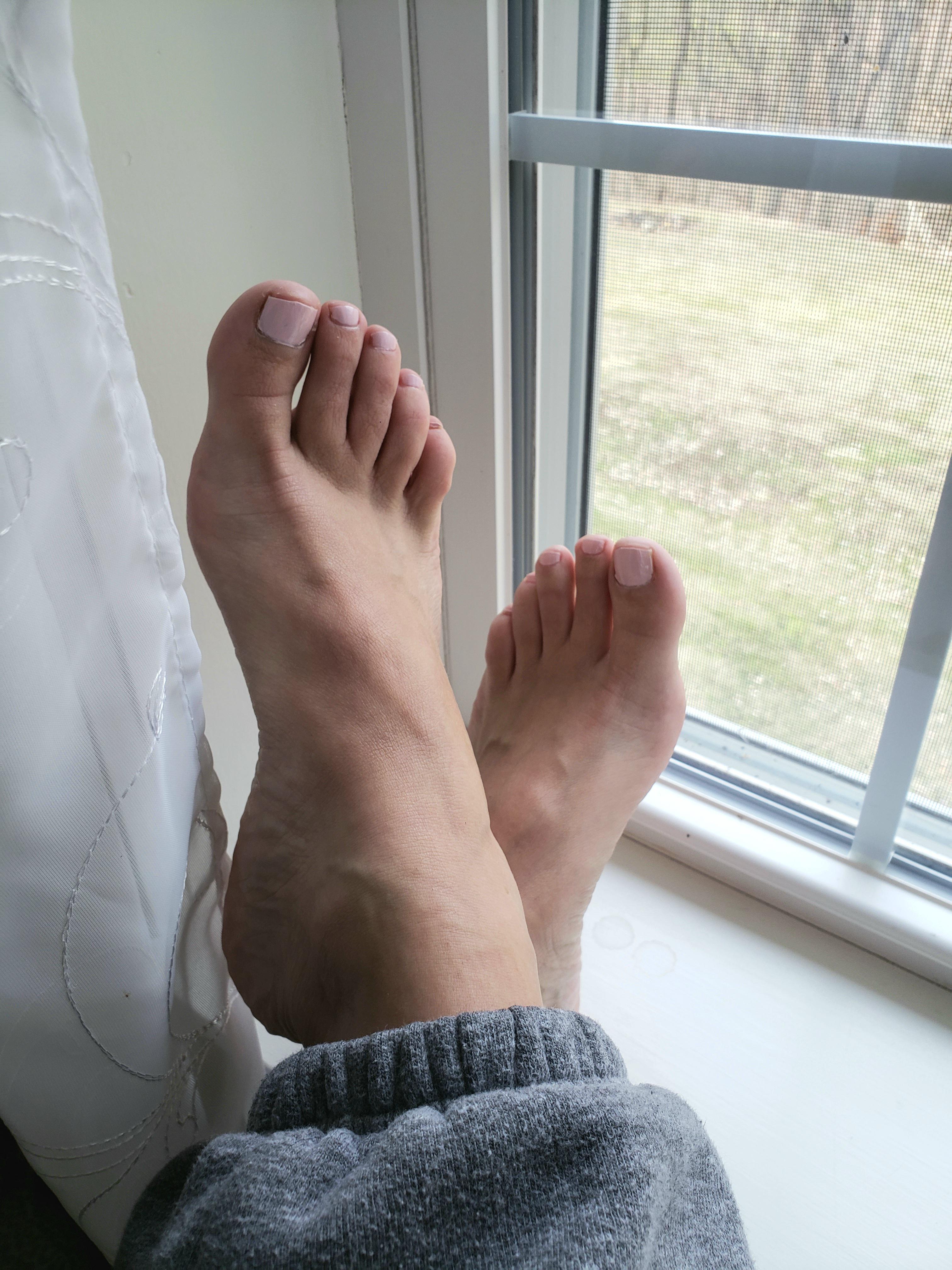Cozy Feet Ready To Cuddle Scrolller